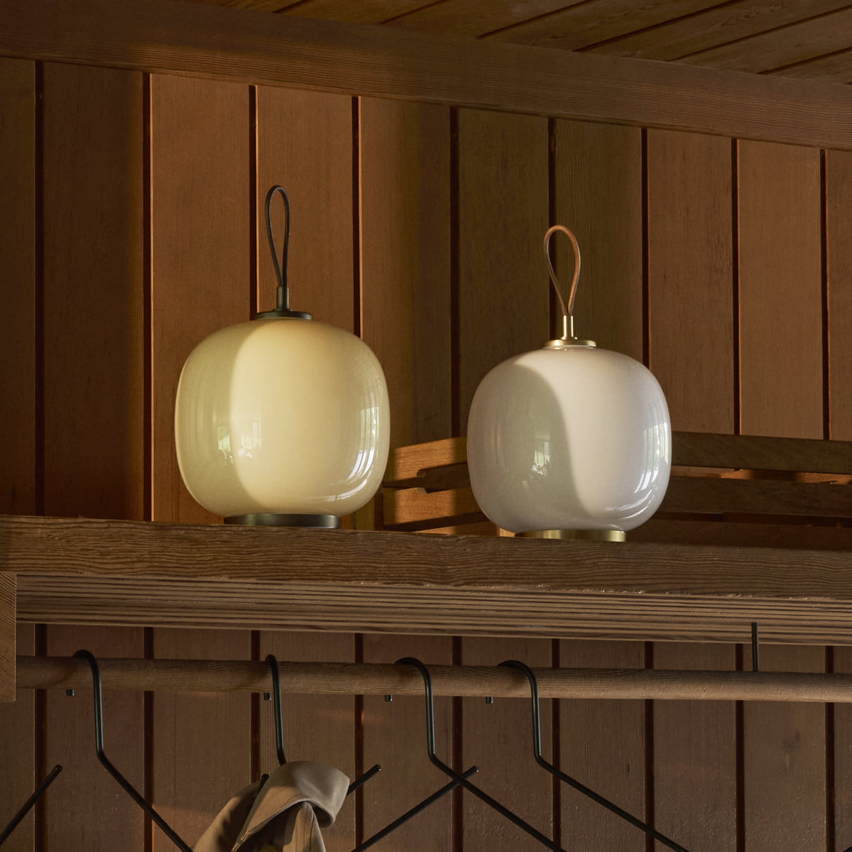 VL45 Radiohus Portable LED Tischleuchte von Louis Poulsen | Connox